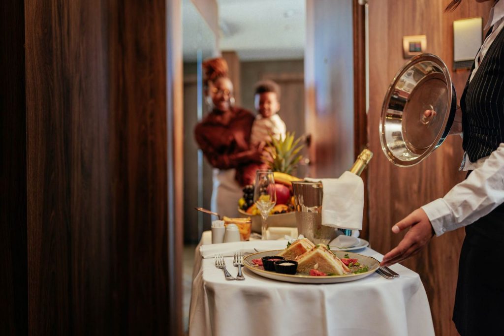 5 Secrets à Savoir sur le Room Service Hôtel pour une Expérience Inoubliable